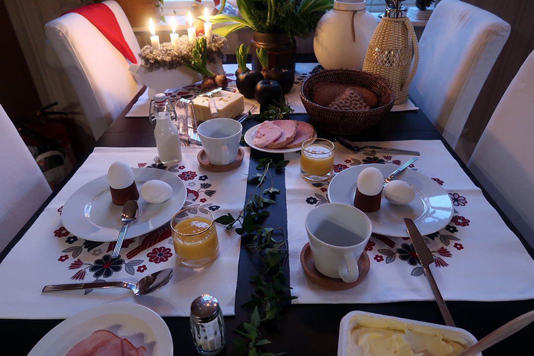 JULLÖPNING, JULFRUKOST, JULFIKA OCH JULMIDDAG - Gott för själen